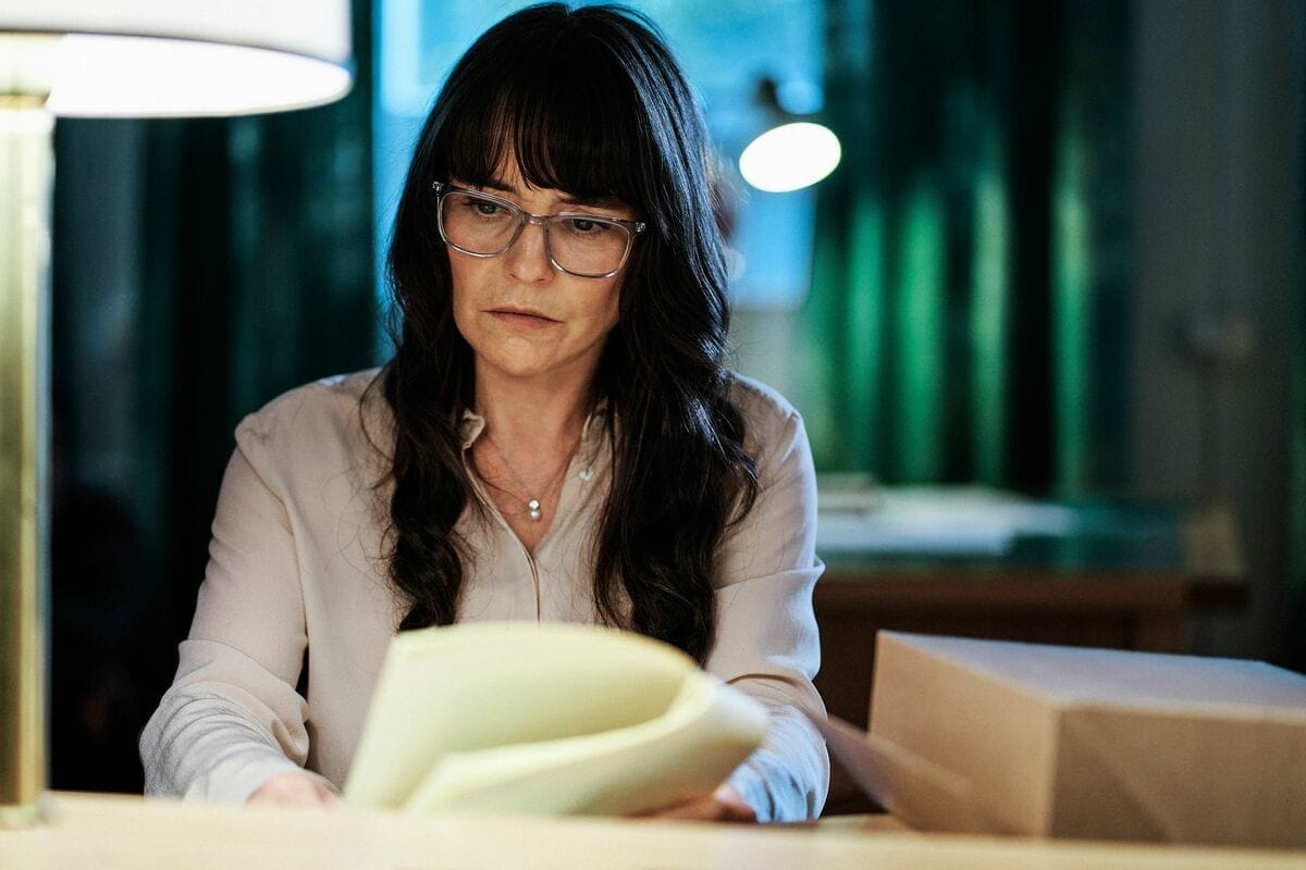 《一个近乎正常的家庭》（2023）在Netflix上的迷你剧: 一个 "几乎" 适合全家的惊悚片 - 马丁-希德杂志